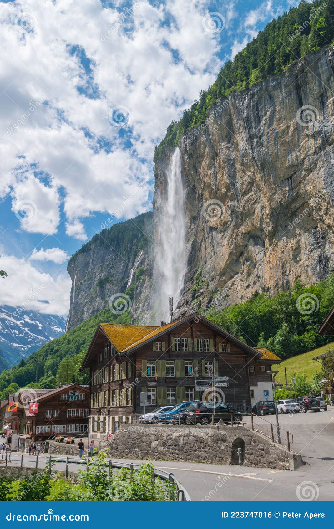 Chalet in Front of Staubbachfall in Lauterbrunnen Editorial Photo ...