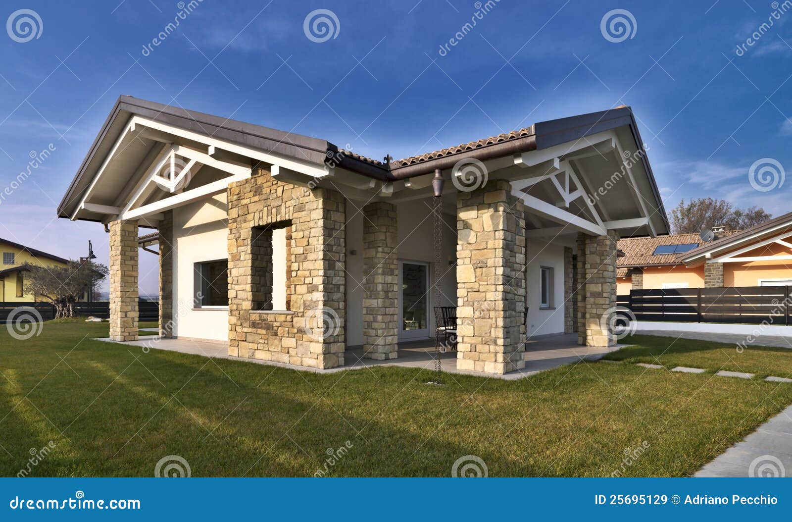 Chalet Moderno Con Las Paredes De Piedra Imagen de archivo - Imagen de ...