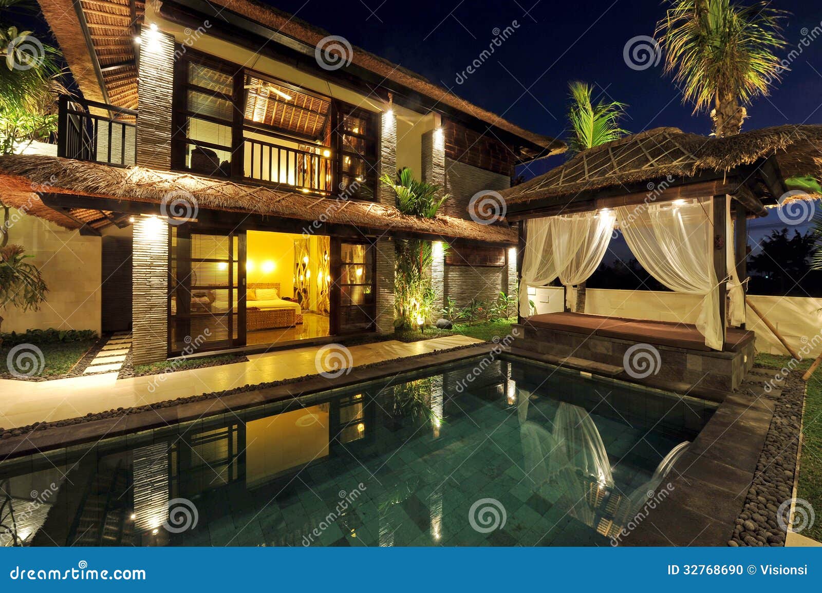Chalet Tropical Moderno Con La Piscina Foto de archivo - Imagen de ...
