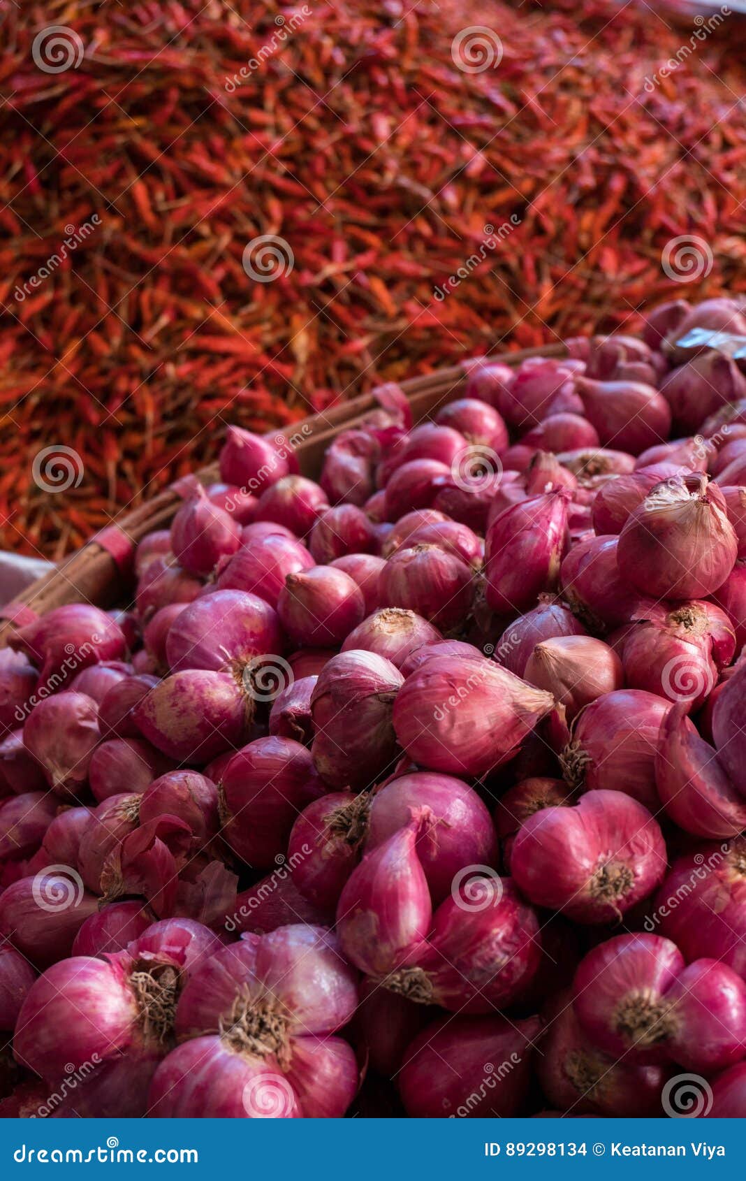 Chalotes Secos En El Mercado Para Cocinar Foto de archivo - Imagen de ...