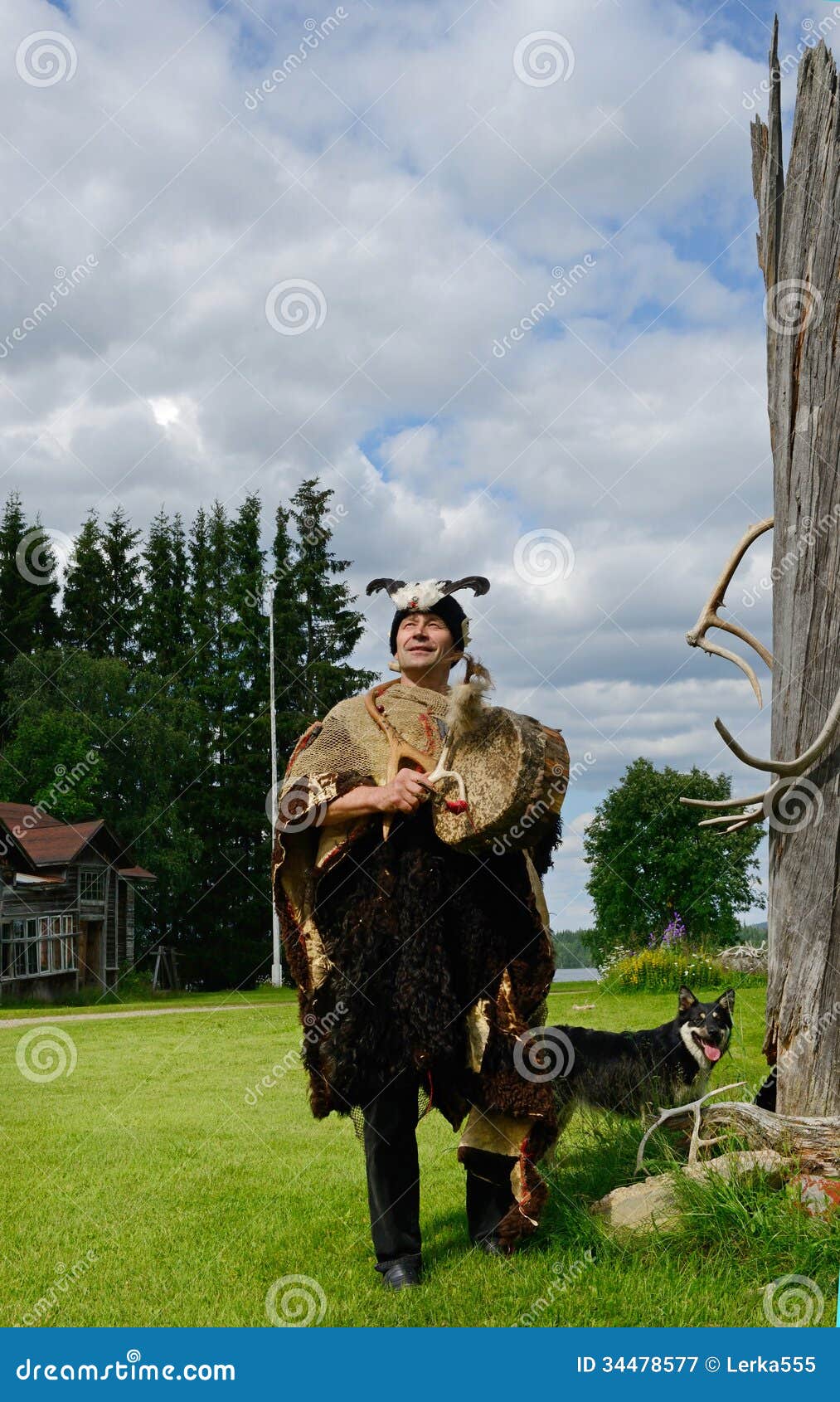 Chamán Y Su Ayudante - Perro De Sami Imagen de archivo - Imagen de ...