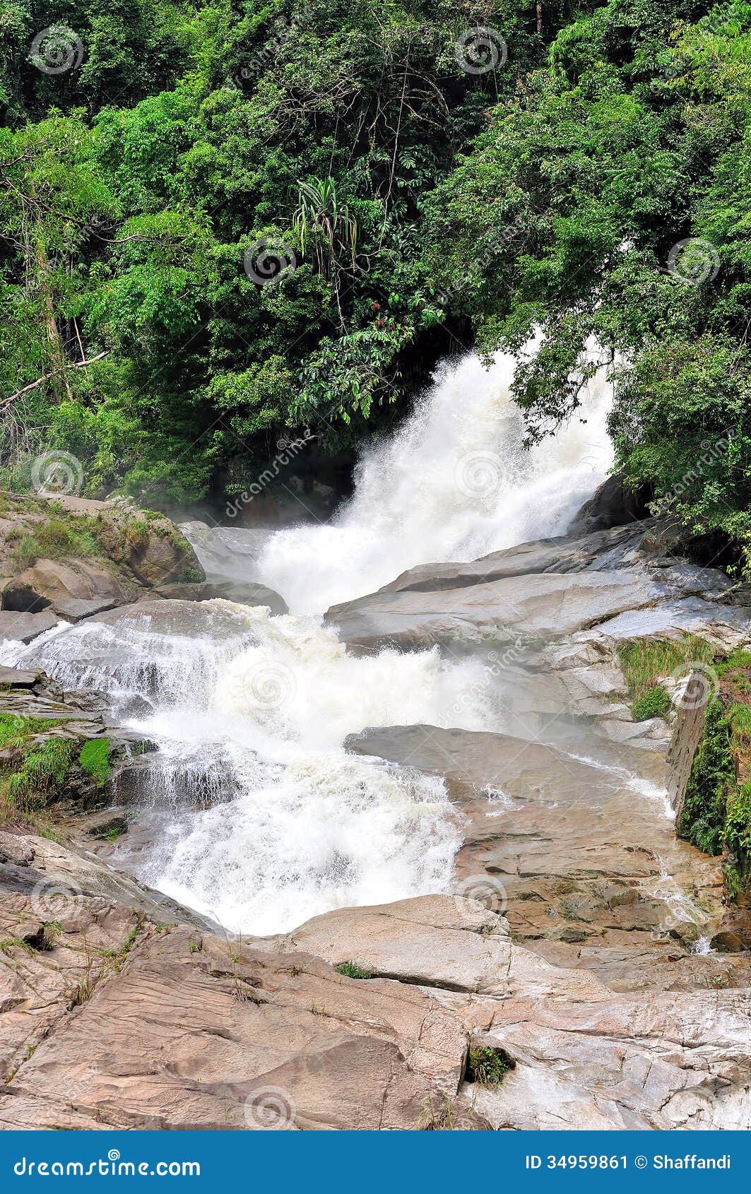 Chamang瀑布 库存图片. 图片 包括有 叶子, 森林, 环境, 有薄雾, 横向, 重新创建, 秋天 - 34959861