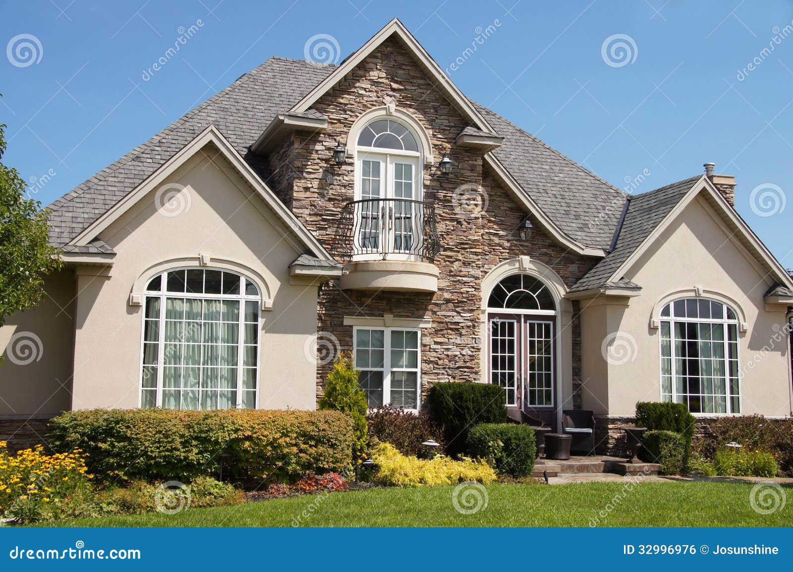 Chambre En Pierre Joli Windows De Stuc Photo stock - Image du herbe ...