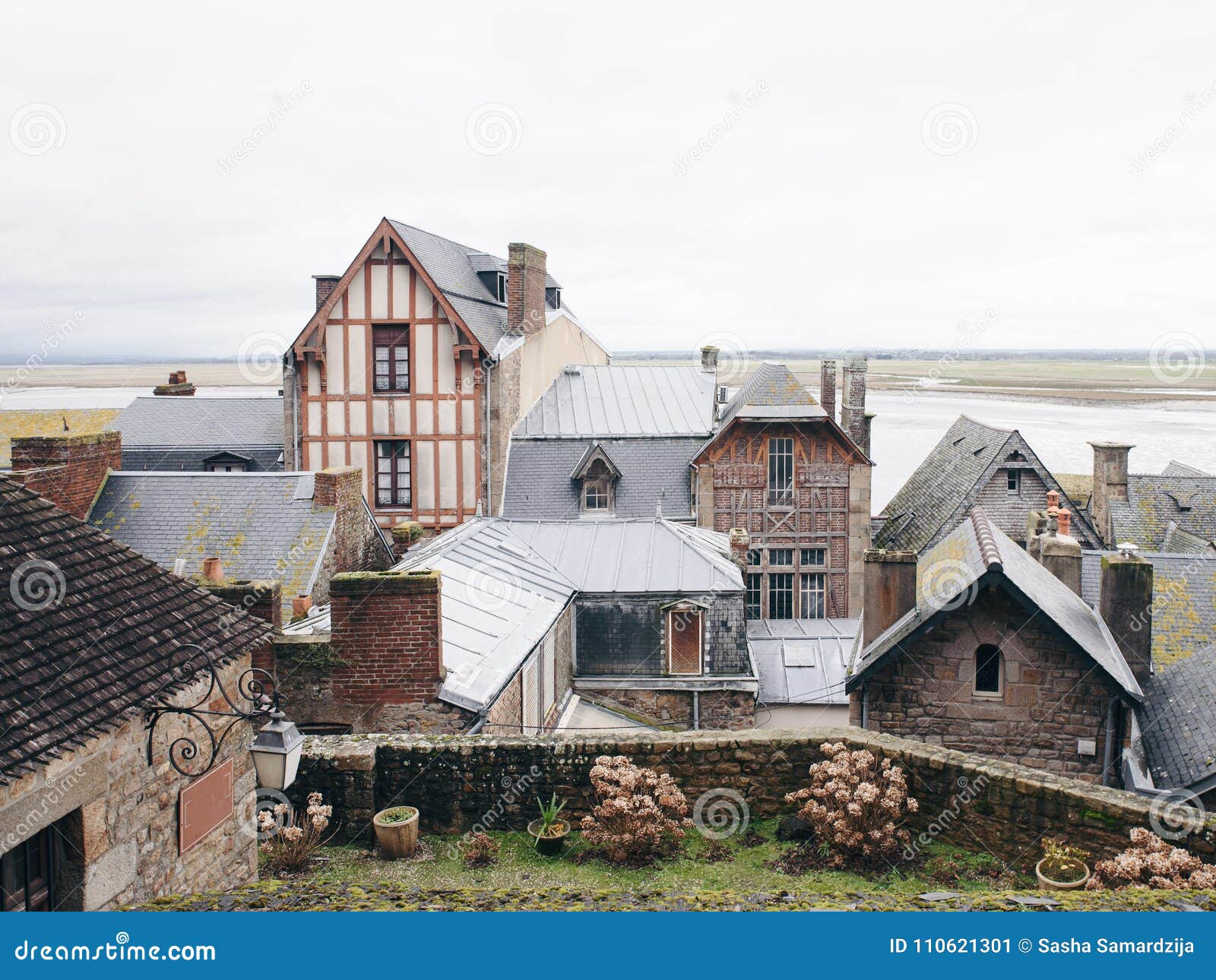 Chambres De Mont Saint-Michel Image stock - Image du palais, brique: 110621301