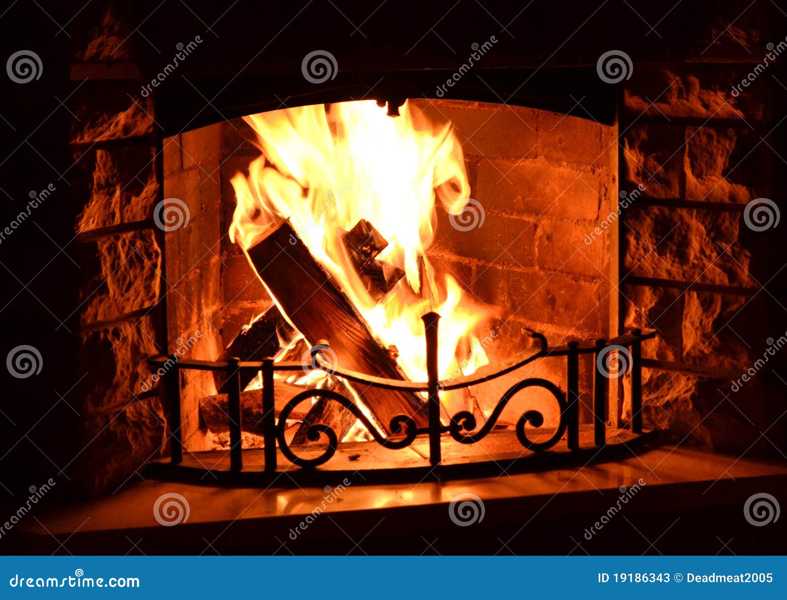 Chaminé imagem de stock. Imagem de grelha, noite, lareira - 19186343