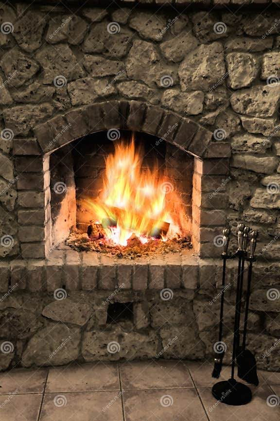 A chaminé imagem de stock. Imagem de tijolo, lenha, chamejar - 7696499