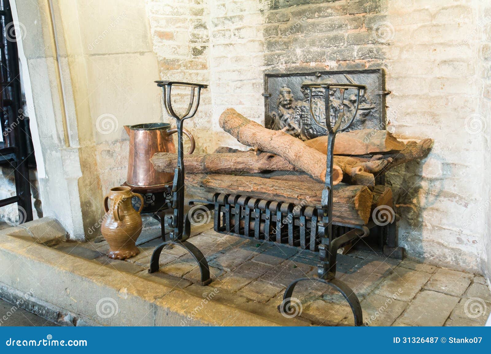 Chaminé medieval imagem de stock. Imagem de fingimento - 31326487