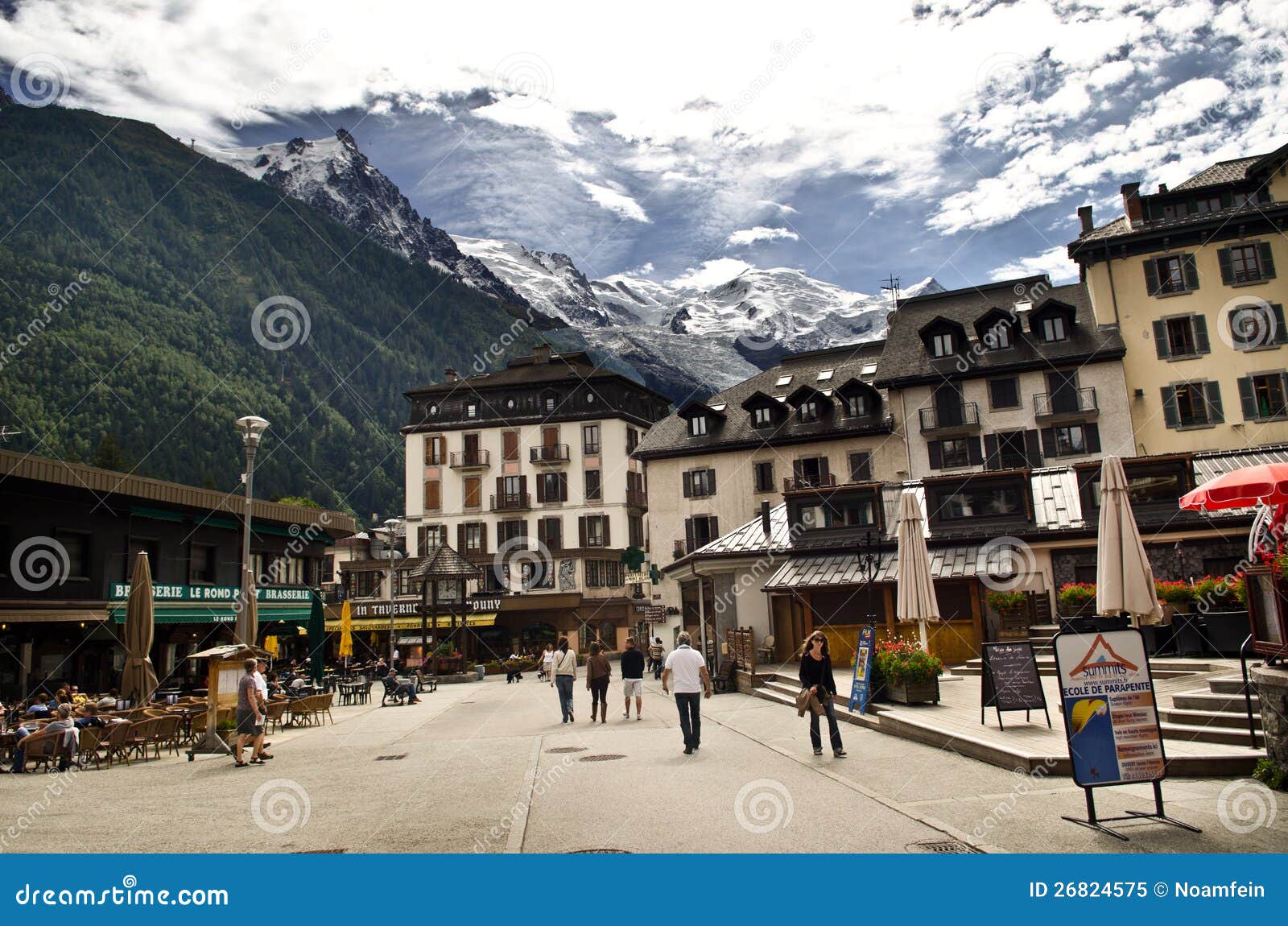 Chamonix, France image éditorial. Image du piéton, course - 26824575