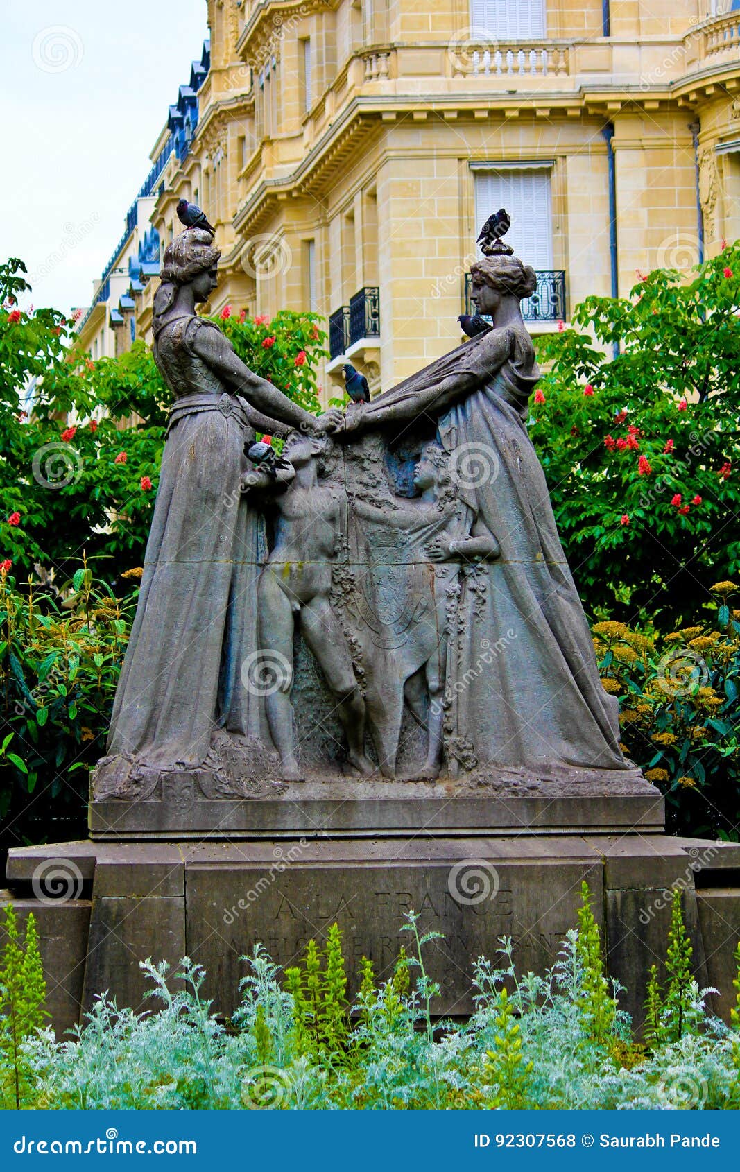 Champ elysse stock photo. Image of hugs, large, monumemt - 92307568