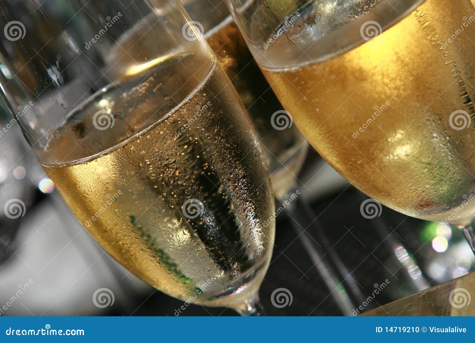 Champagne photo stock. Image du neuf, liquide, boisson - 14719210