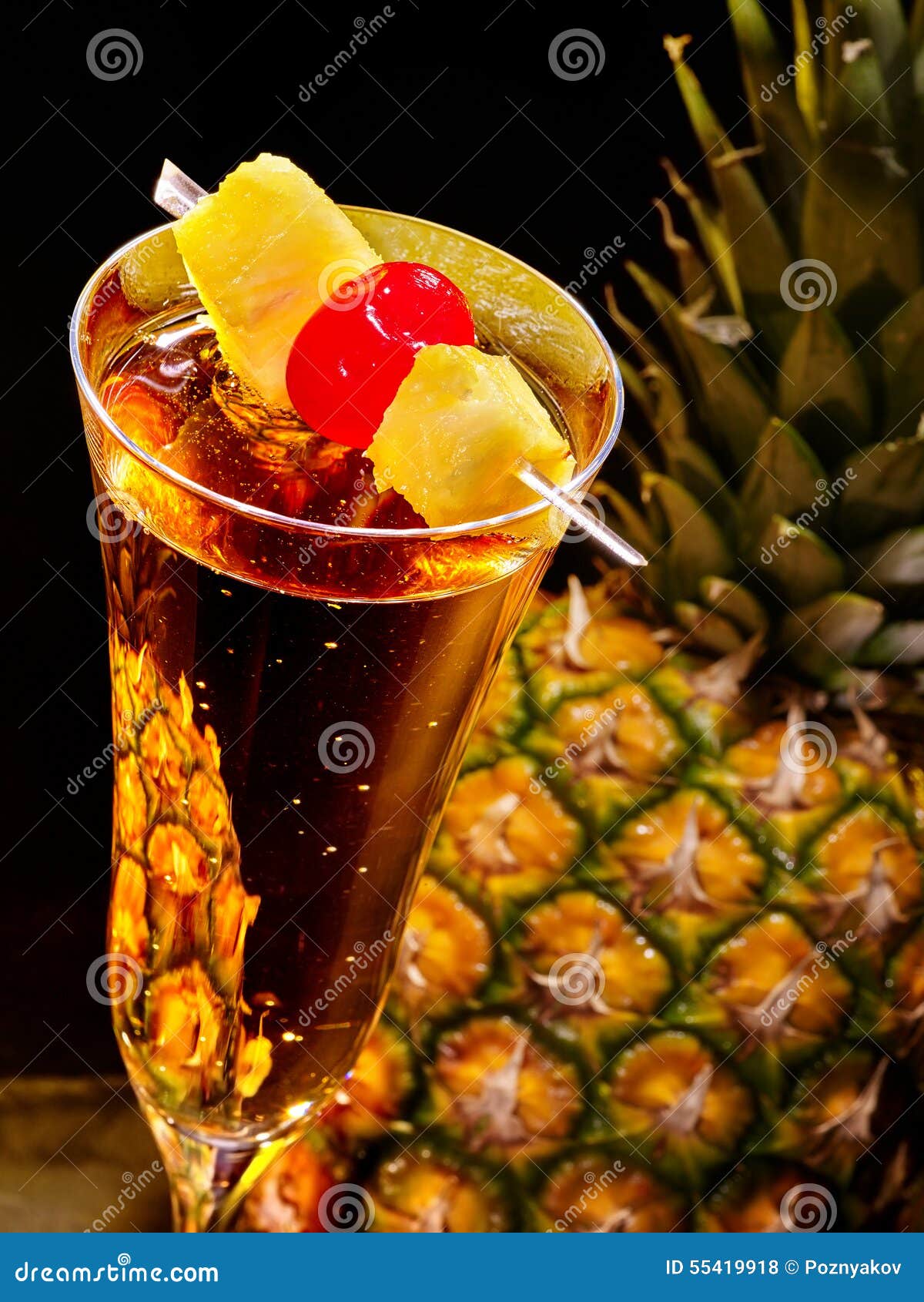Champagne-cocktail Met Kers En Ananas 69 Stock Foto - Image of voedsel ...