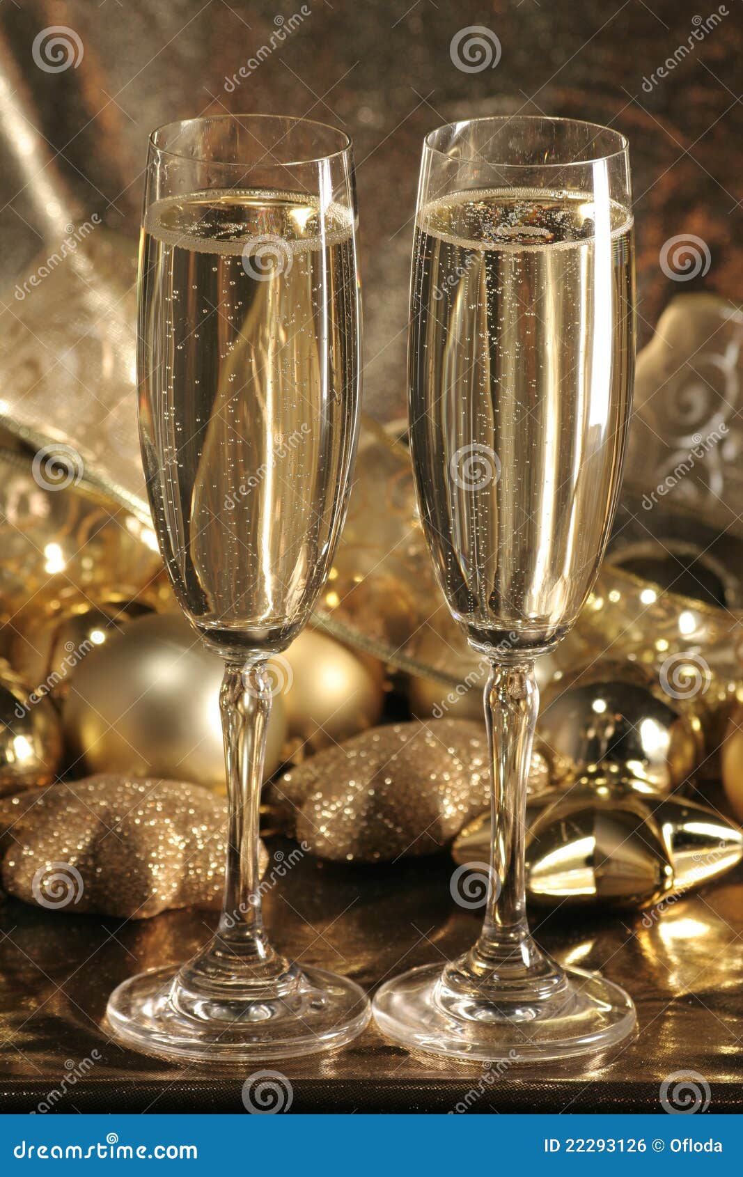Champagne cups2 fotografia stock. Immagine di champagne - 22293126