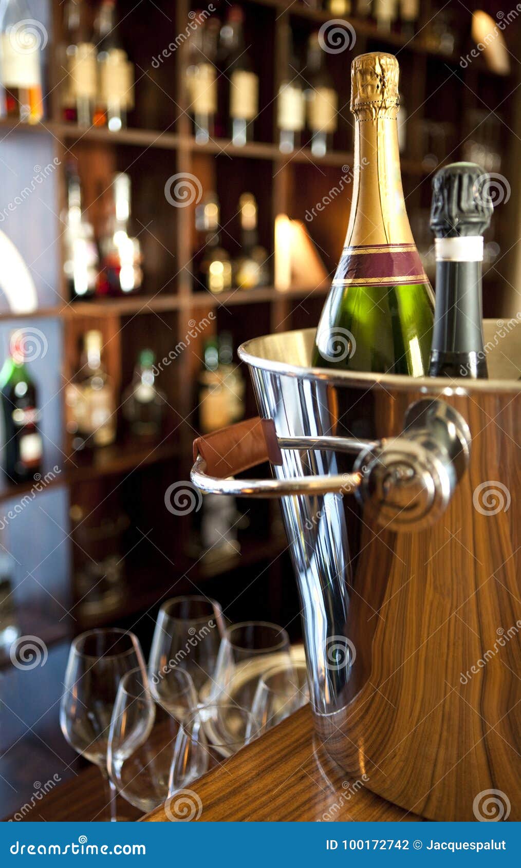 Champagne em uma cubeta foto de stock. Imagem de enologia - 100172742