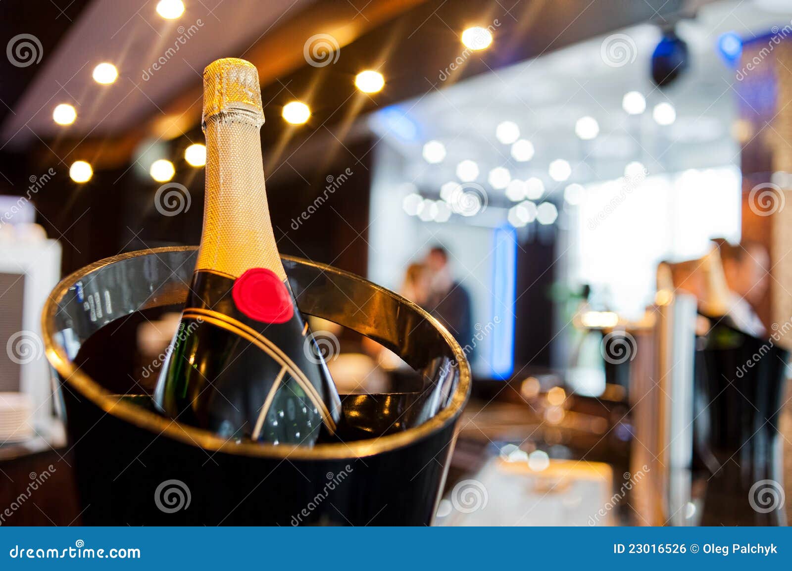 Champagne em uma cubeta foto de stock. Imagem de frasco - 23016526