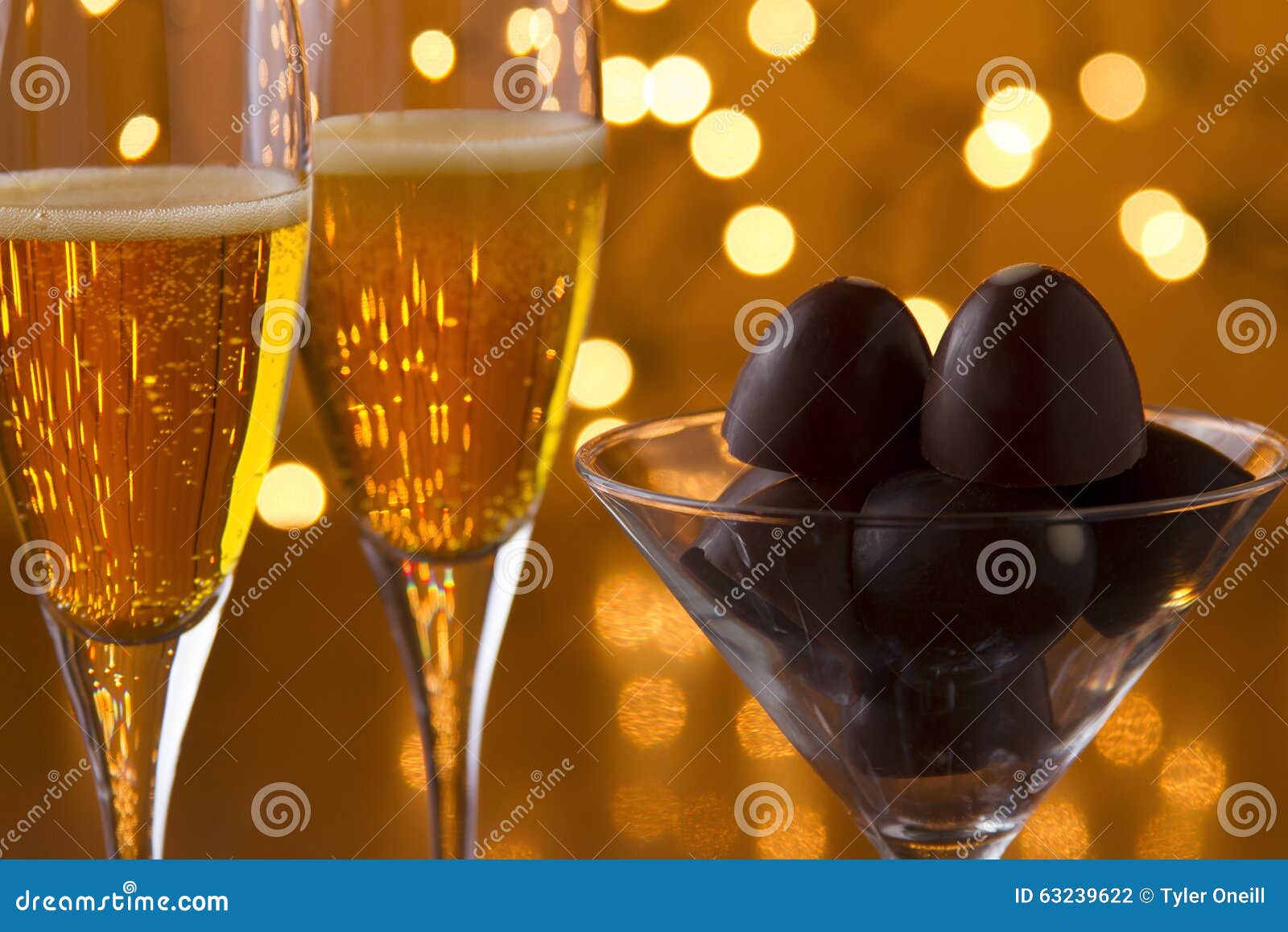 Champagne och choklad arkivfoto. Bild av exponeringsglas - 63239622