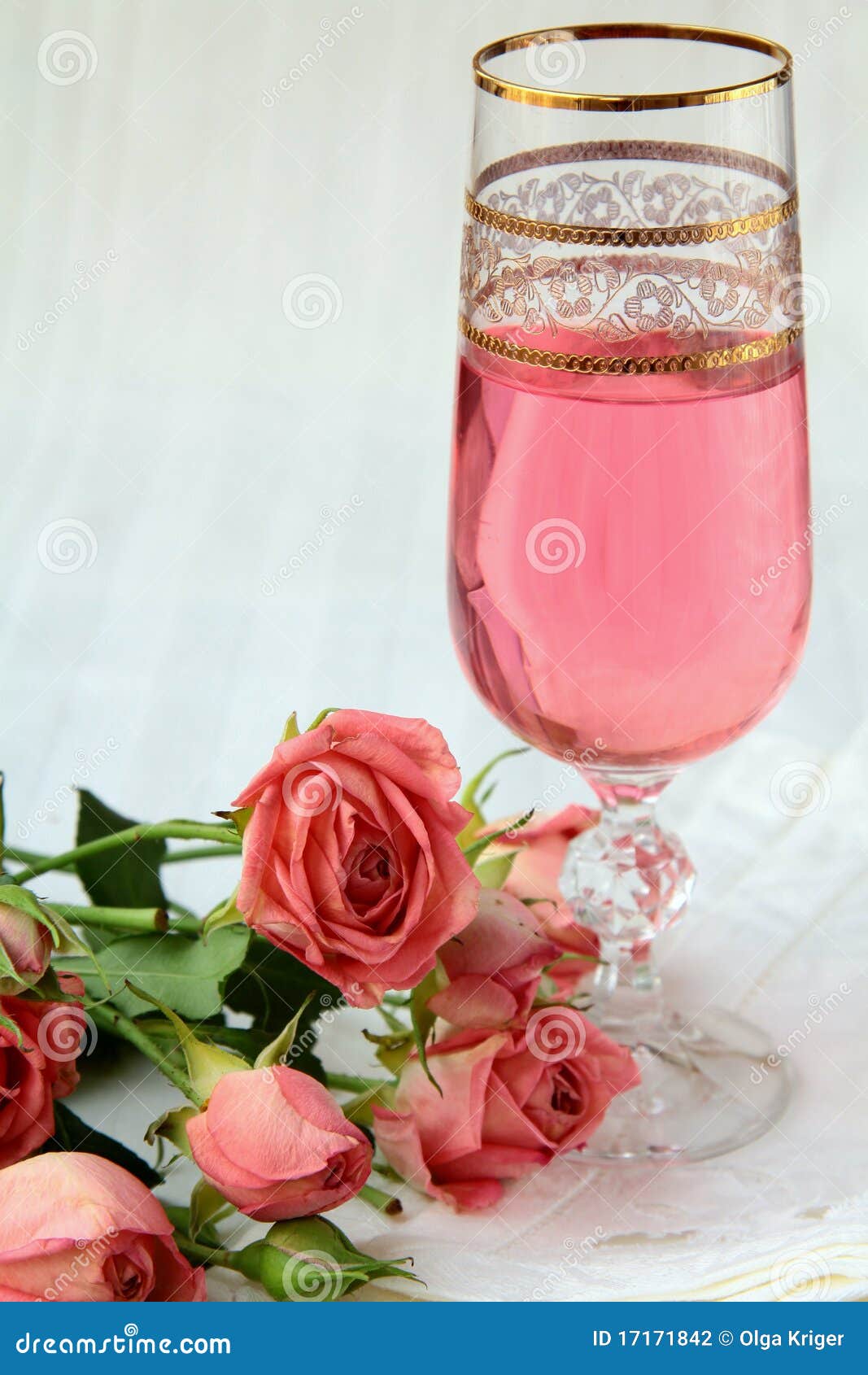 Champanhe Cor-de-rosa E Rosas Cor-de-rosa Foto de Stock - Imagem de ...