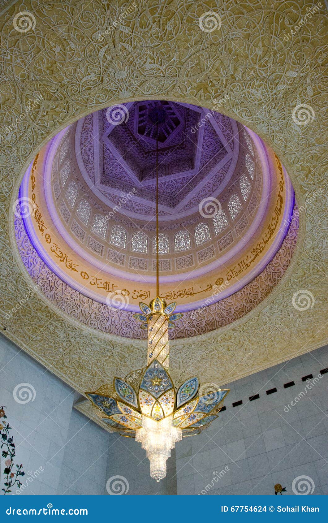 Chandelier at the Sheikh Zayed Grand Mosque Stock Photo - Image of ...