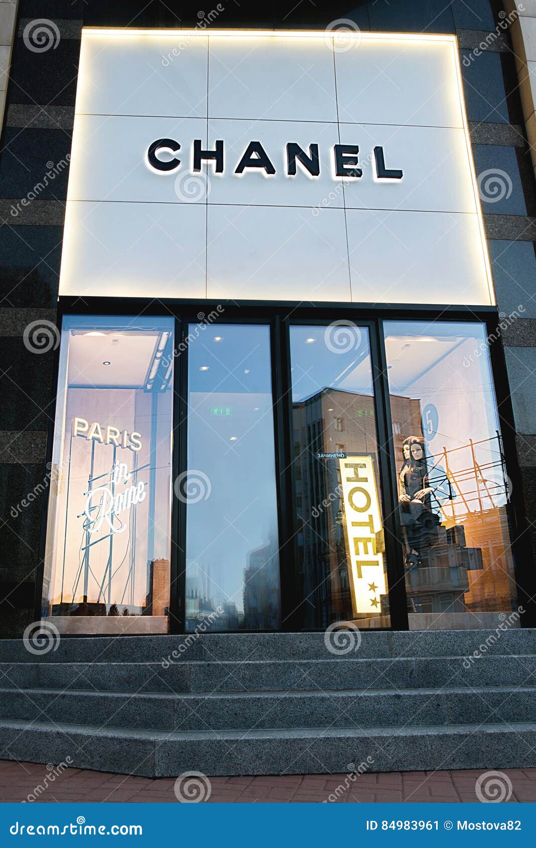 Chanel Boutique Store Entrance At Dubai International Airport Editorial ...