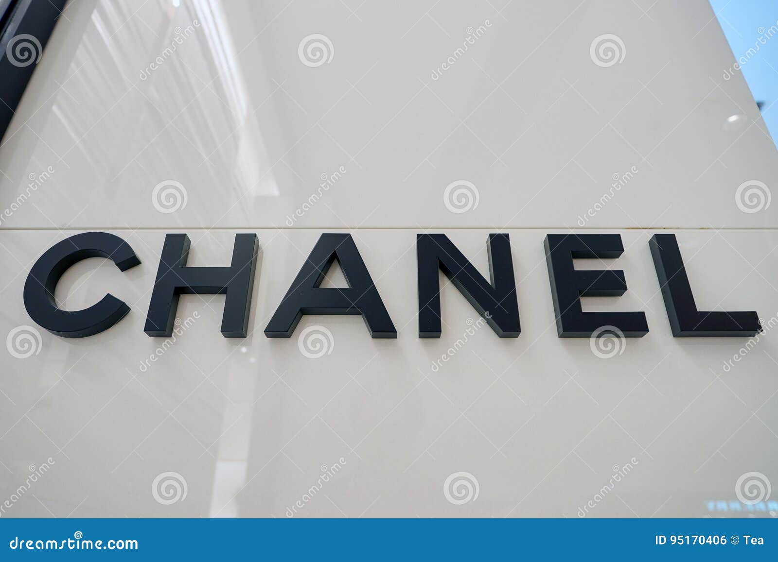 Chanel signent photo éditorial. Image du système, boutique - 95170406