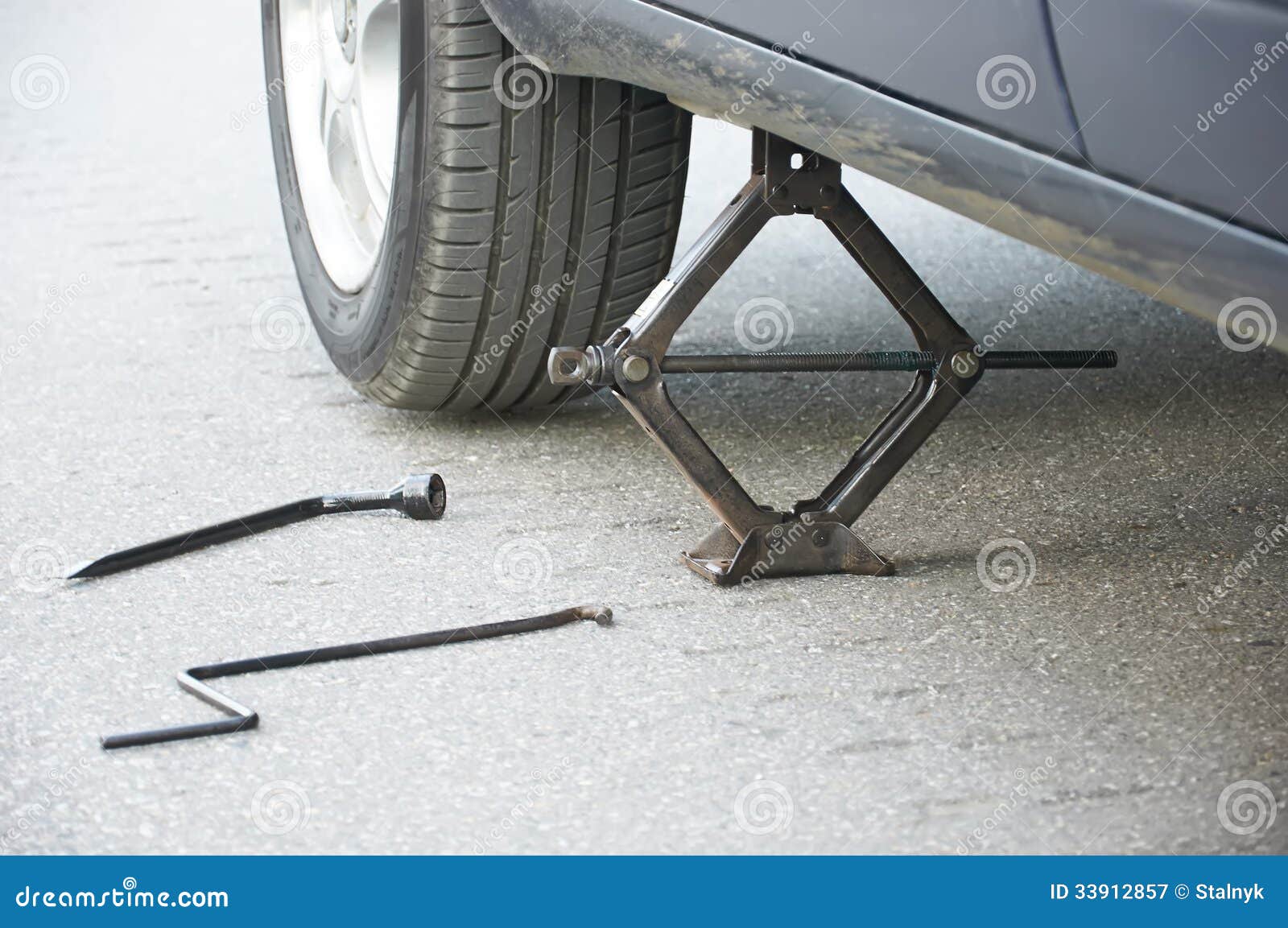 Changing the car wheel stock image. Image of road, suspension - 33912857