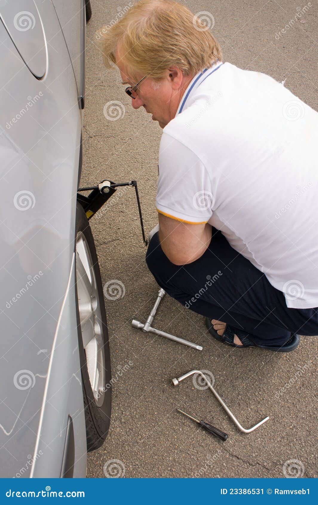 Changing the Wheel on a Car Stock Image - Image of person, flat: 23386531