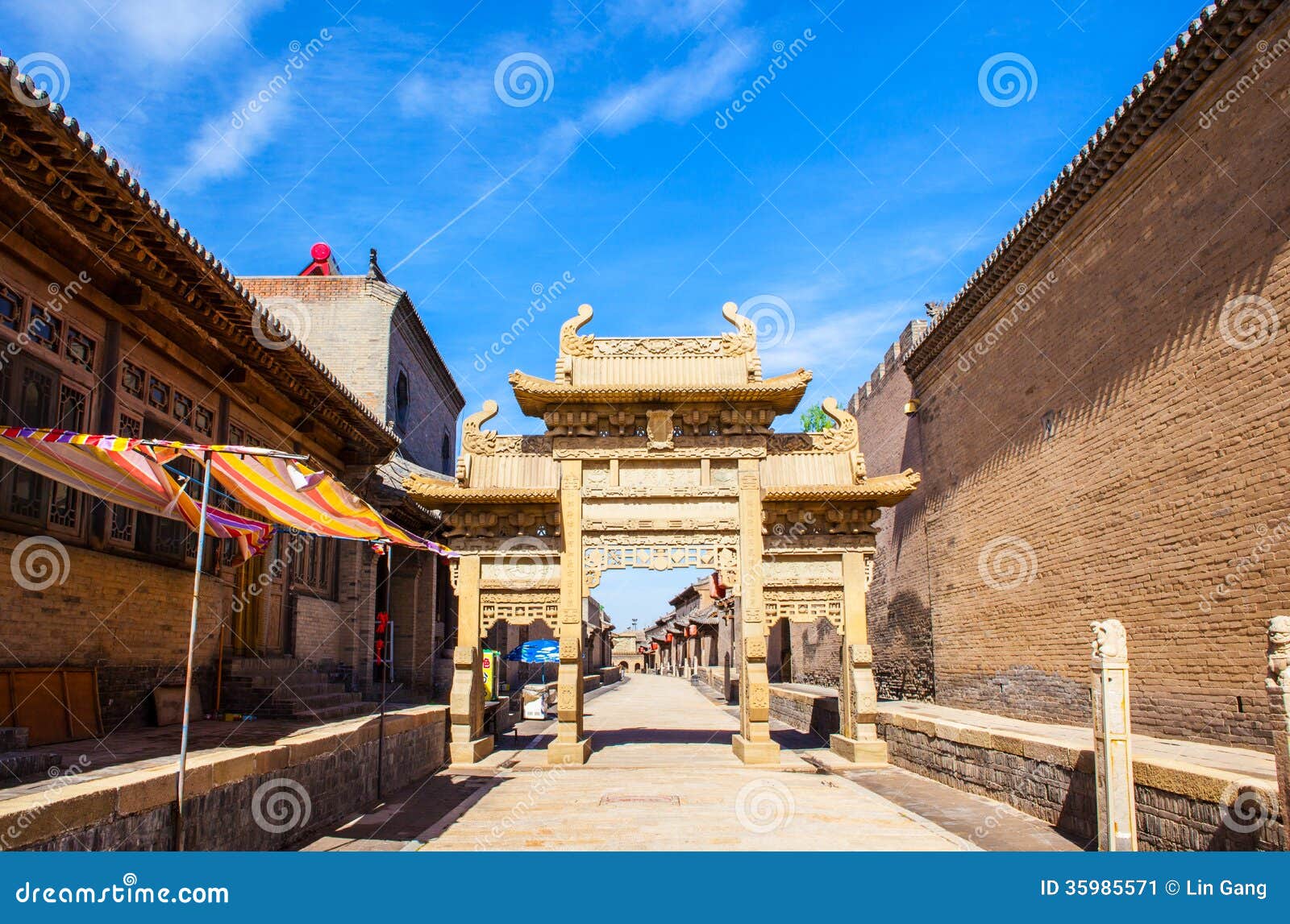 Changs Landsitz-Parkszene. Chinesischer Alter Stein Verzierte Torbogen ...