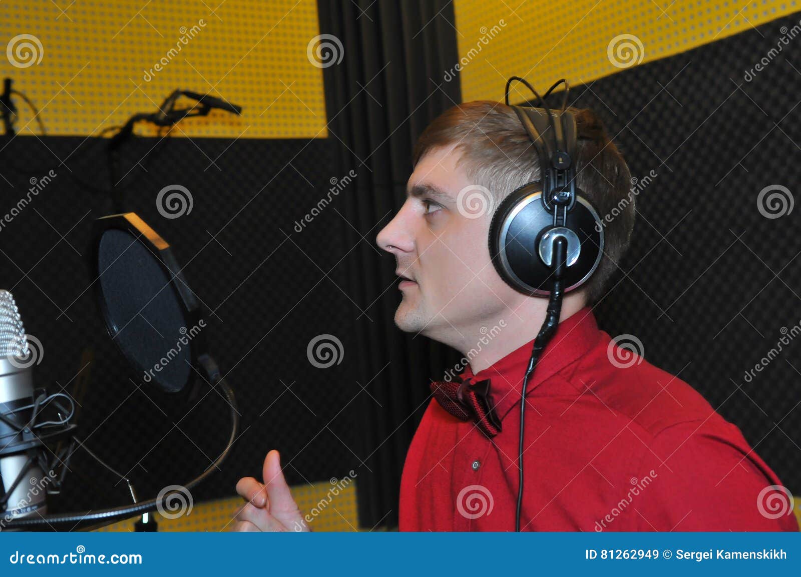 Chanteur, Chansons De Enregistrement Dans Le Studio Image stock - Image ...