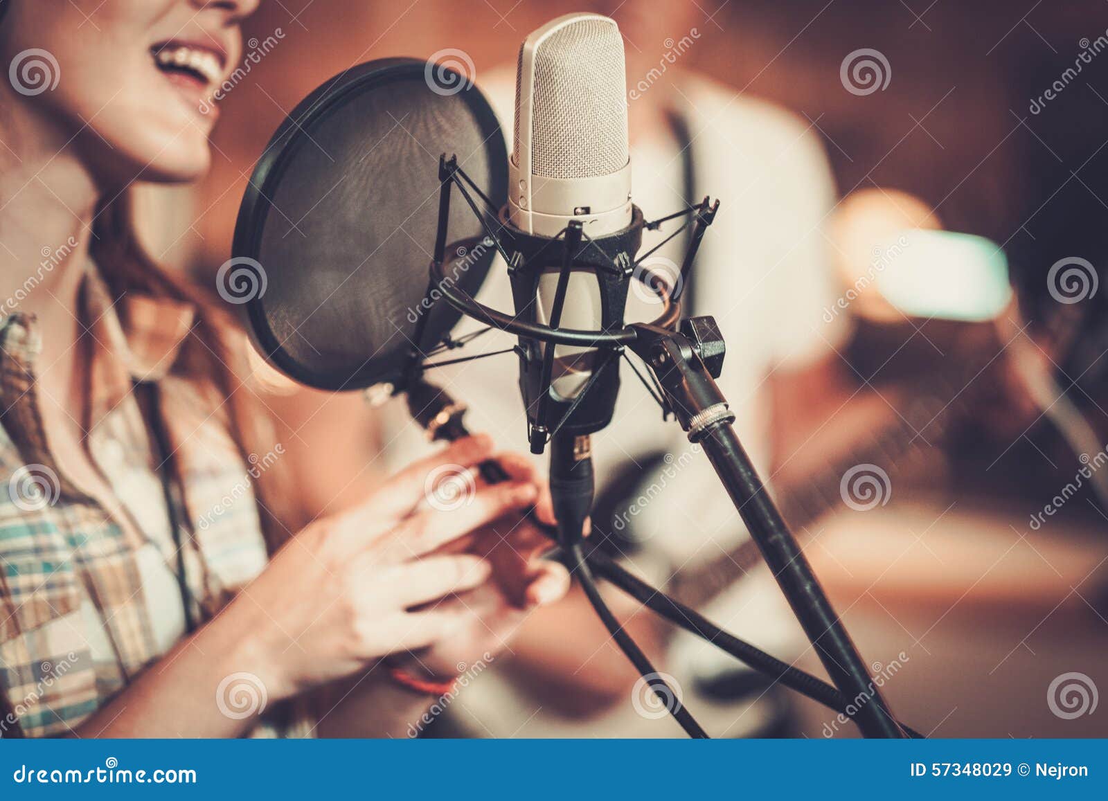 Chanteur De Femme Dans Un Studio Image stock - Image du guitare, chant ...
