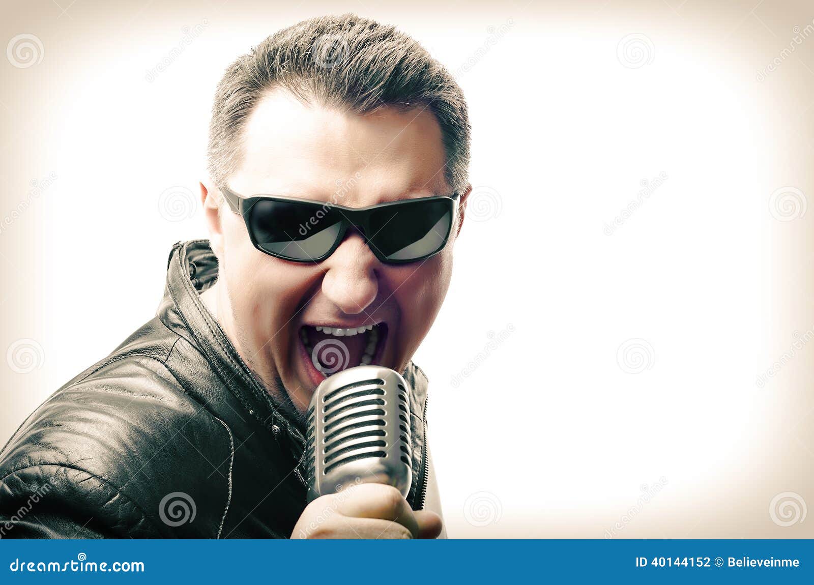 Chanteur Rock photo stock. Image du sunglasses, musical - 40144152