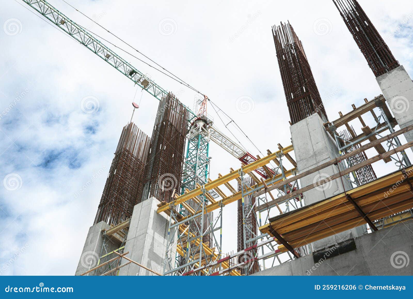 Chantier De Construction Moderne Grue Tour Vue Basse Angle Photo stock ...