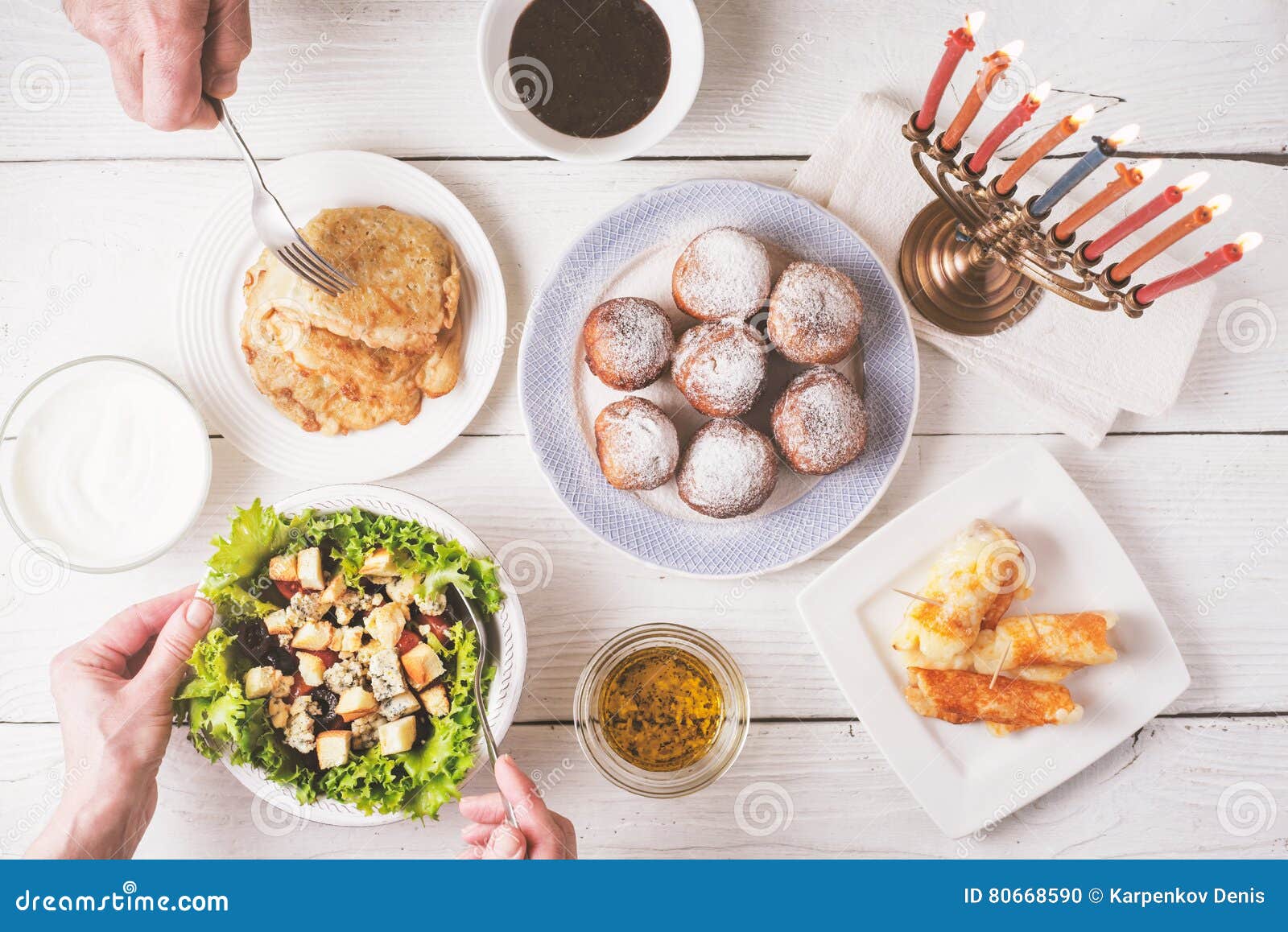 Chanukka-Abendessen Mit Draufsicht Der Traditionellen Teller Stockfoto ...