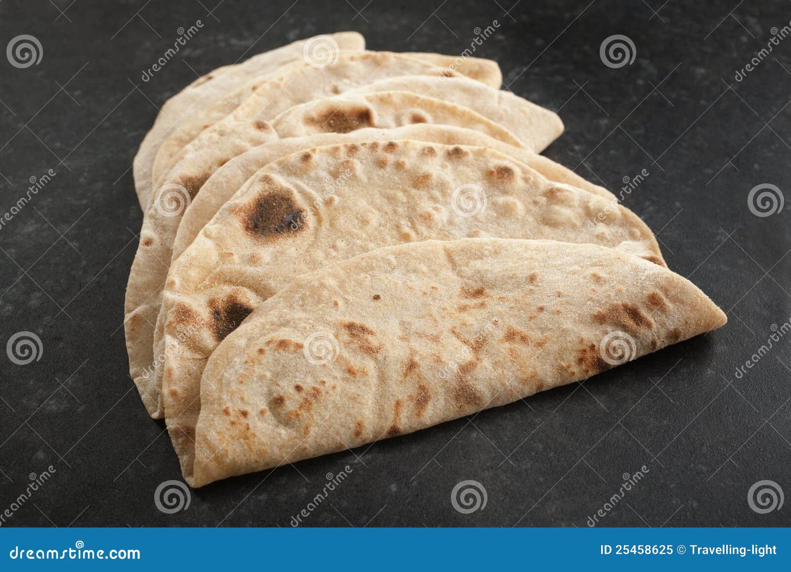 Chapatis Indios En Un Fondo Oscuro Imagen de archivo - Imagen de ...