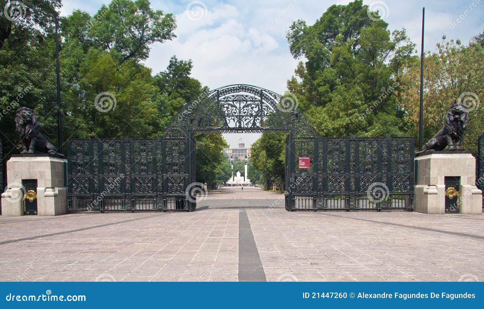 Chapultepec Park in Mexico City Stock Photo - Image of ninos, heroes ...