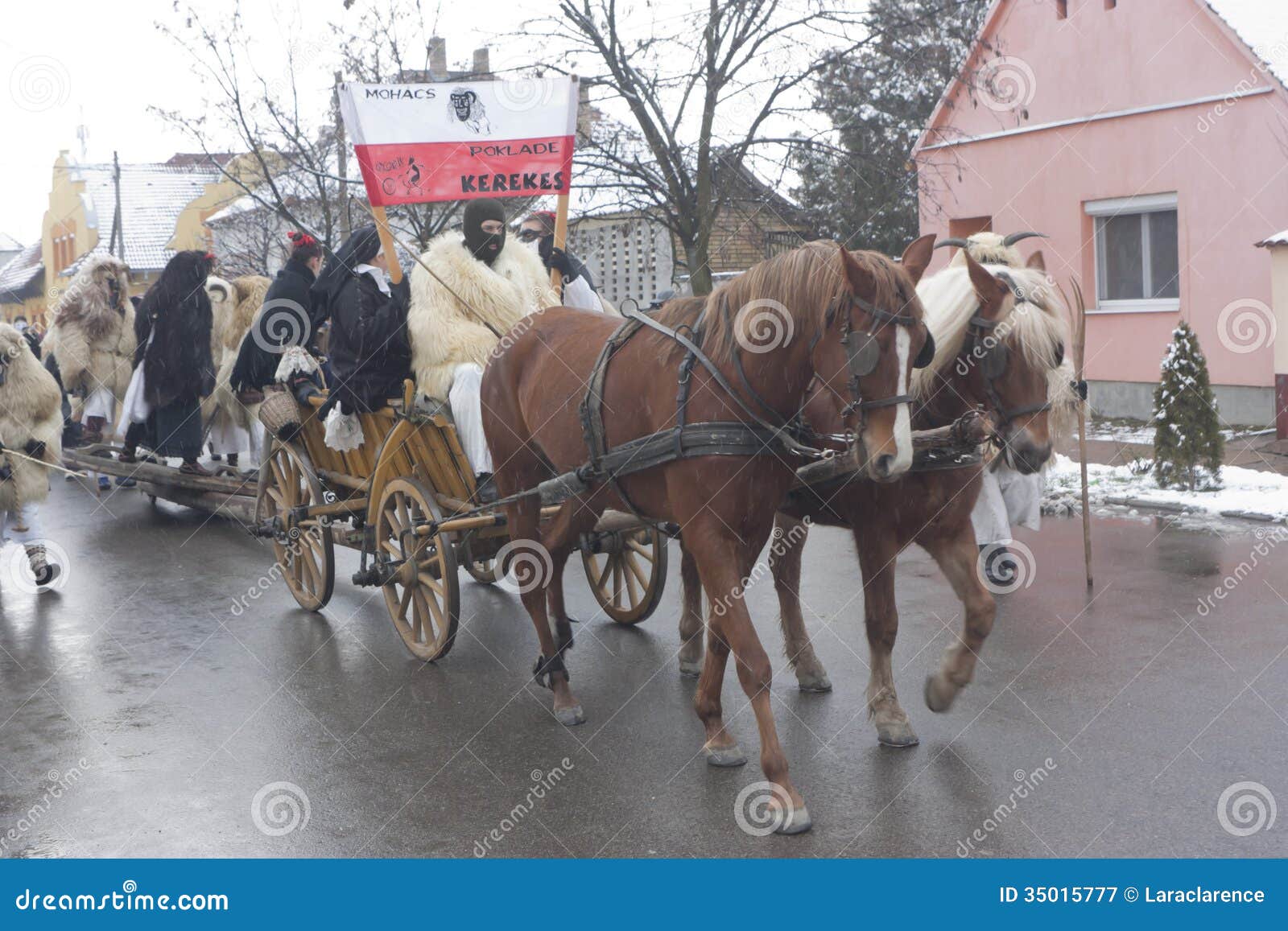 Char De Carnaval Avec Des Chevaux Photographie éditorial - Image du ...