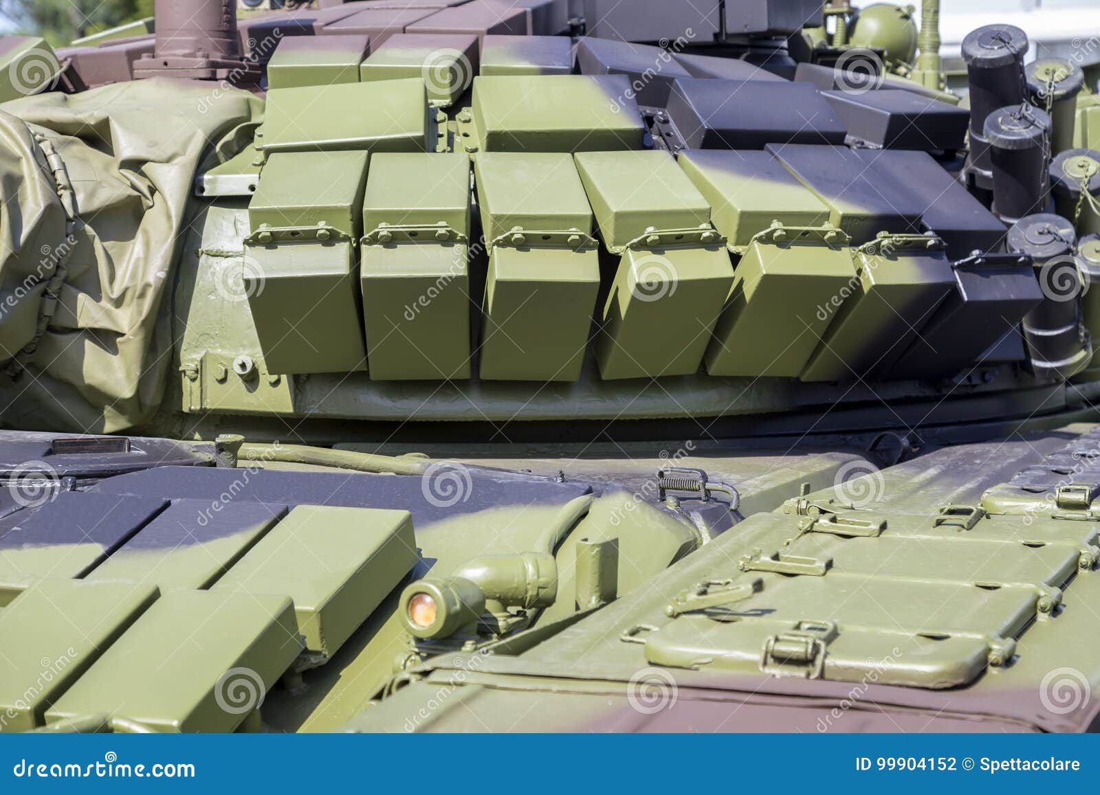 Char De Combat Posé Avec Des Briques De Blindage Actif Photo stock ...