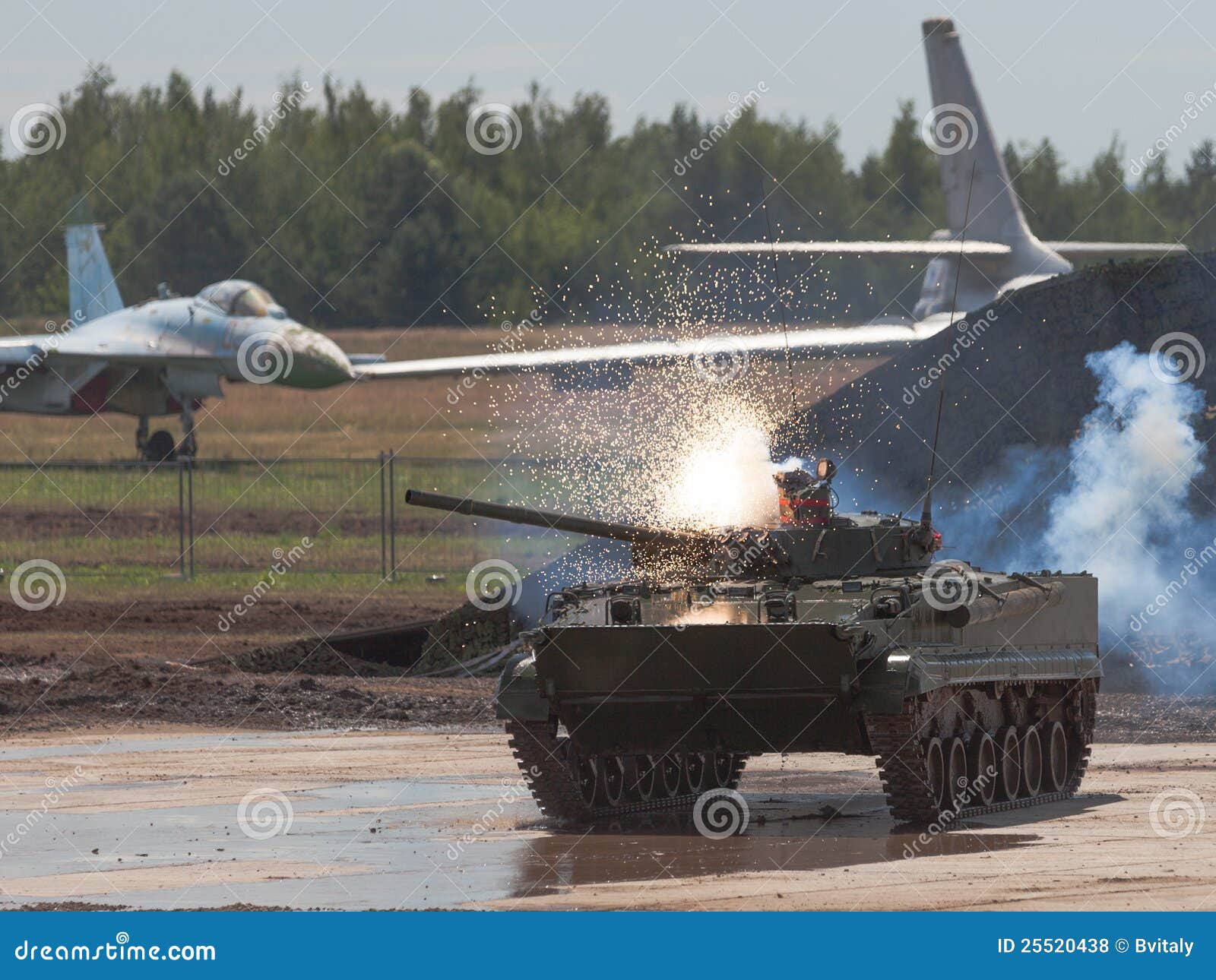 Char de combat russe photo stock. Image du activité, blindé - 25520438