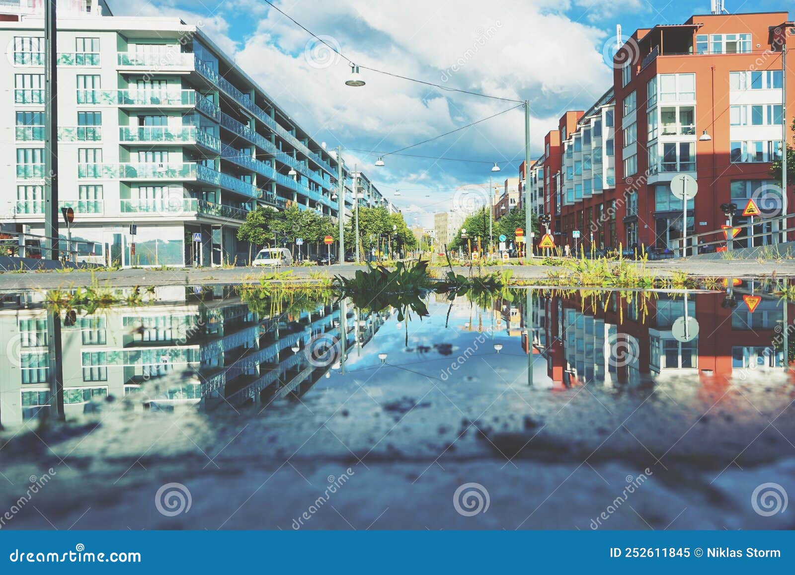 Charco En La Calle De La Ciudad Imagen de archivo - Imagen de calle ...