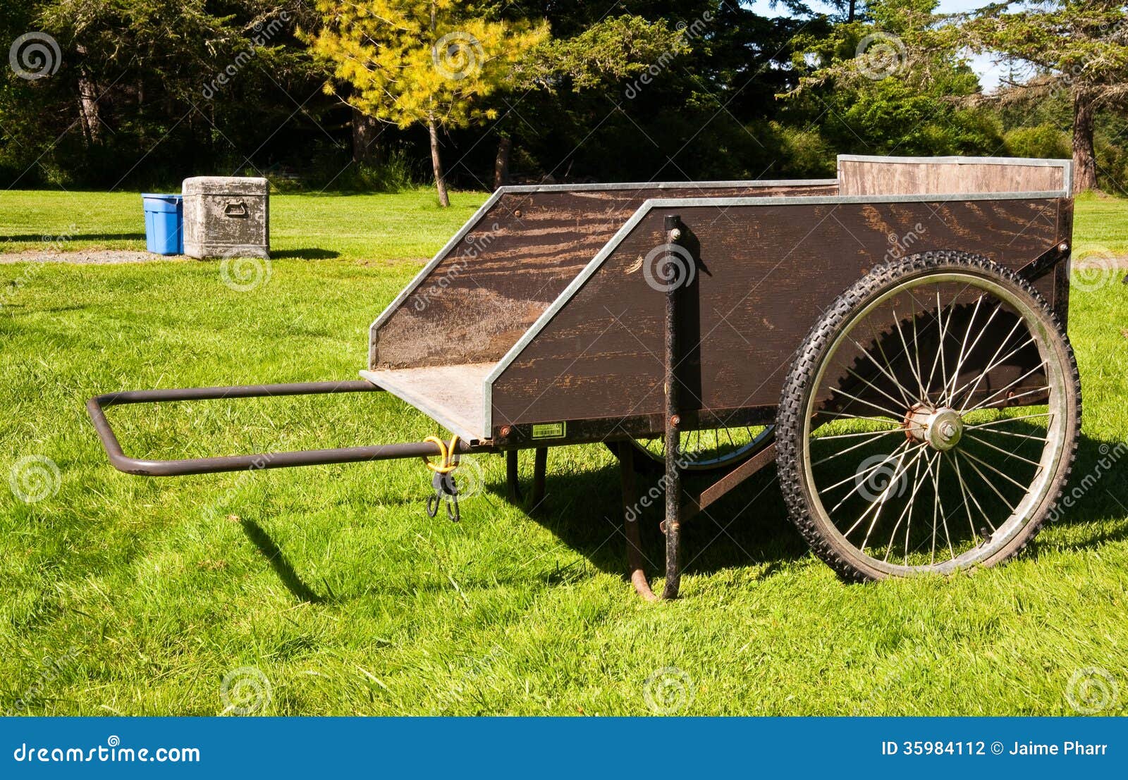 Charette à bras photo stock. Image du handcart, remorque - 35984112