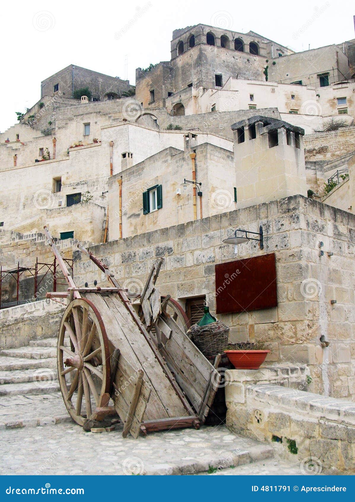 Charette à bras antique image stock. Image du histoire - 4811791