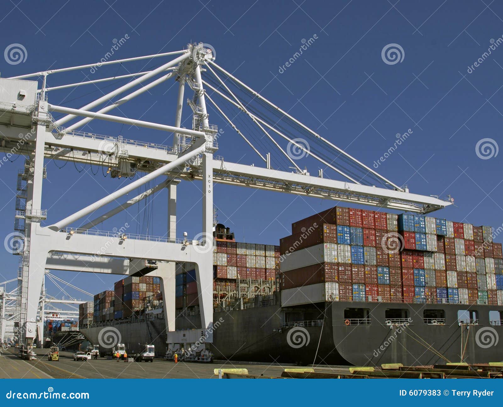 Charge De Navire Porte-conteneurs Image stock - Image du caisse, camion ...