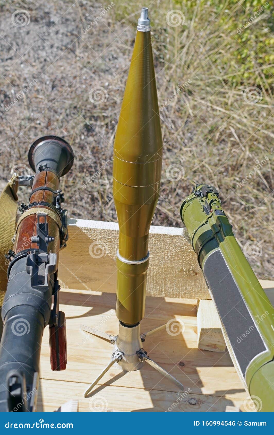 Charged Hand Grenade Launcher Stock Foto - Image of optisch, kanon ...