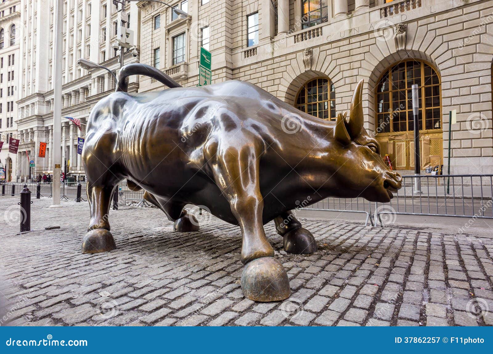Charging Bull Sculpture New York Editorial Photography - Image of ...