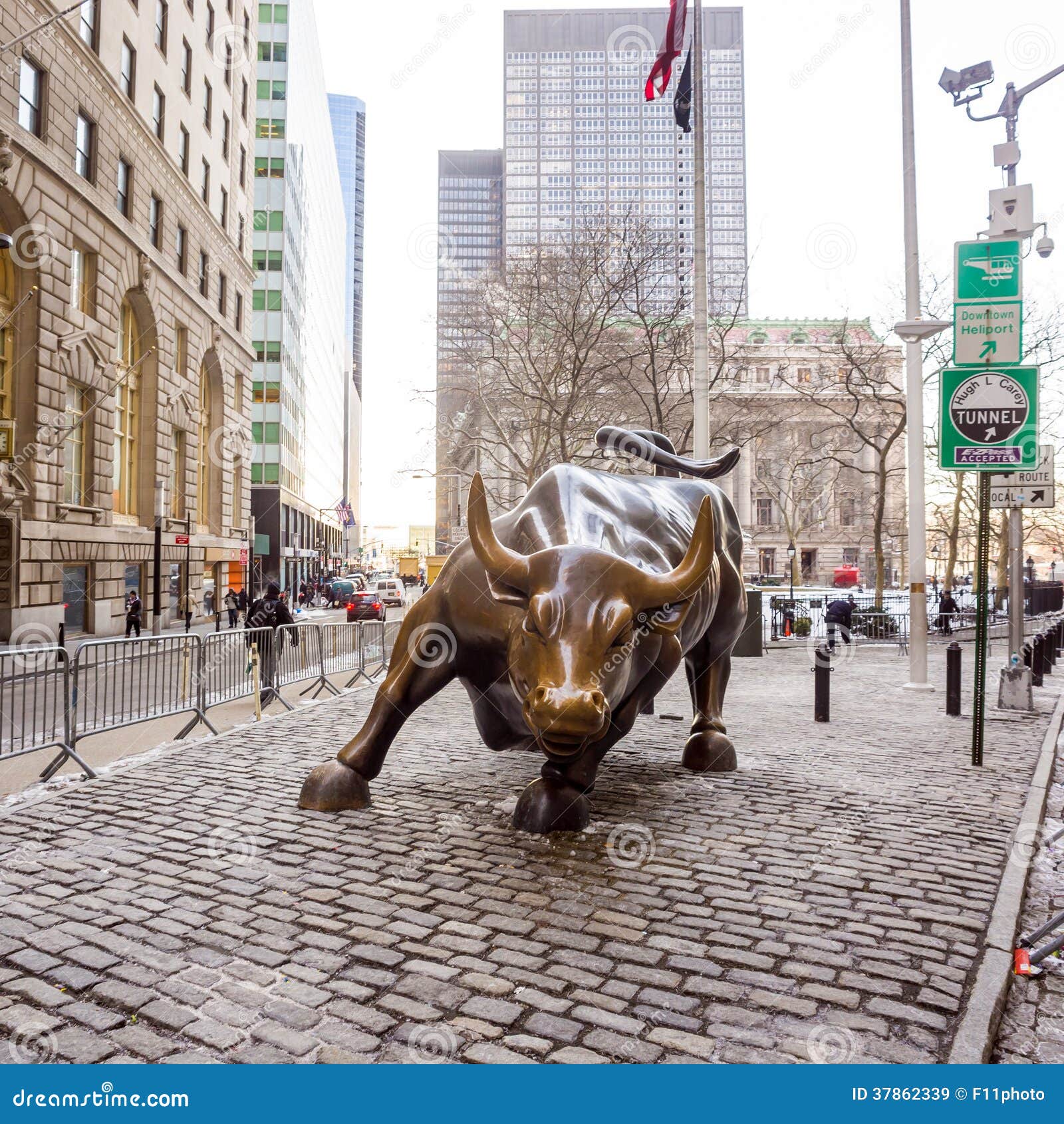 Charging Bull Sculpture New York Editorial Stock Image - Image of ...