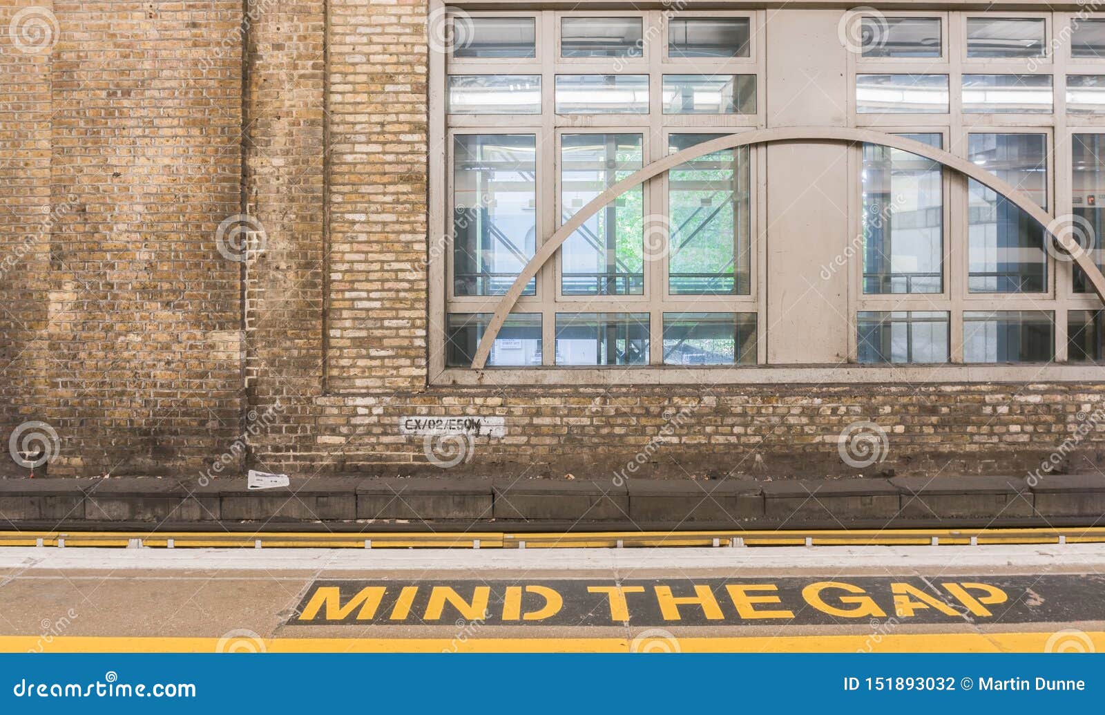 Charing Cross mind the gap editorial photography. Image of train ...