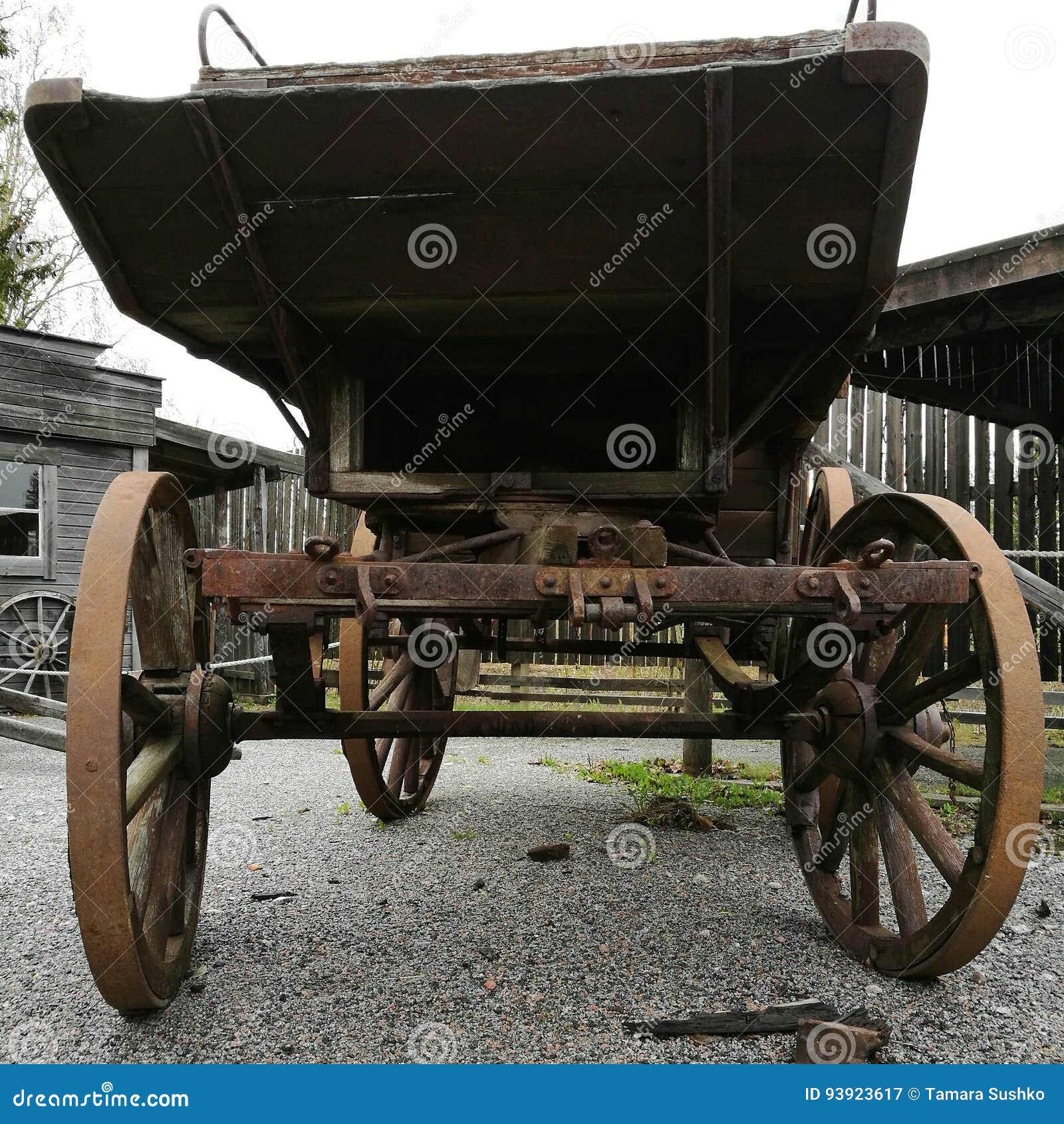 Chariot en bois occidental image stock. Image of travail - 93923617