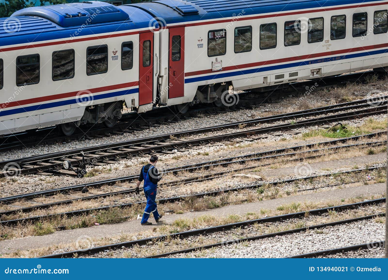 Chariots Interurbains Disponibles De Train Sur Les Rails Photo ...