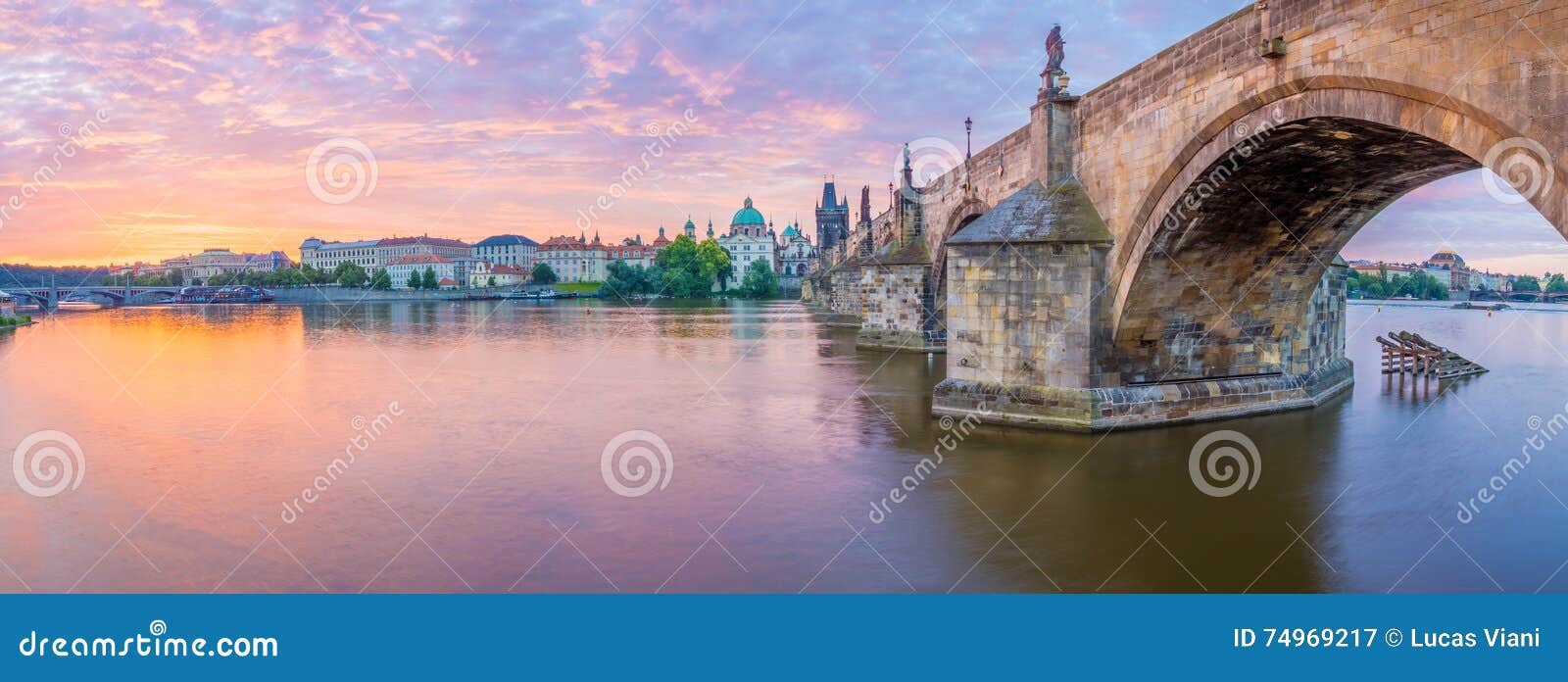 Charles Bridge di Praga immagine stock. Immagine di corsa - 74969217