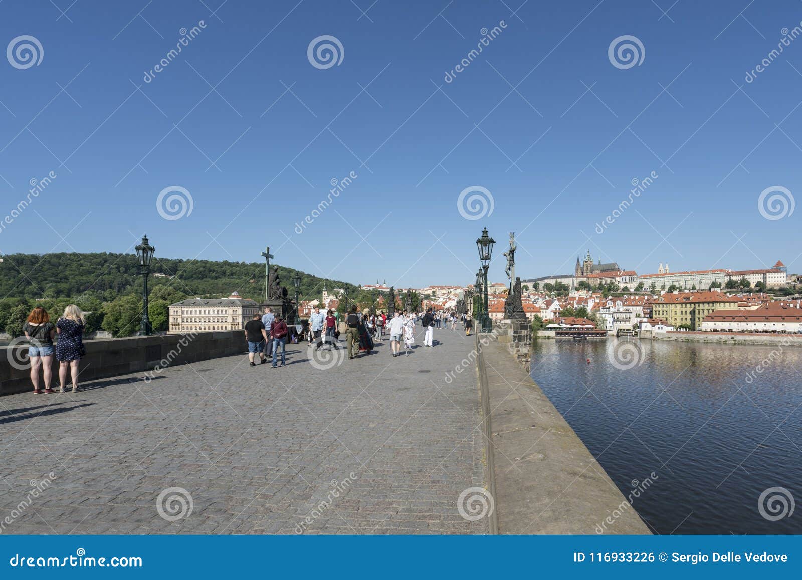 Charles Bridge en Praga foto editorial. Imagen de amanecer - 116933226