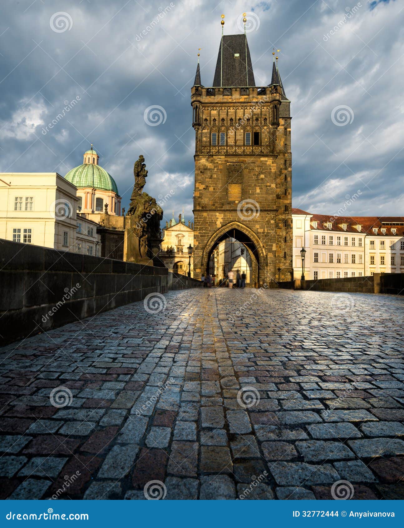 Charles Bridge en Praga foto de archivo. Imagen de medieval - 32772444