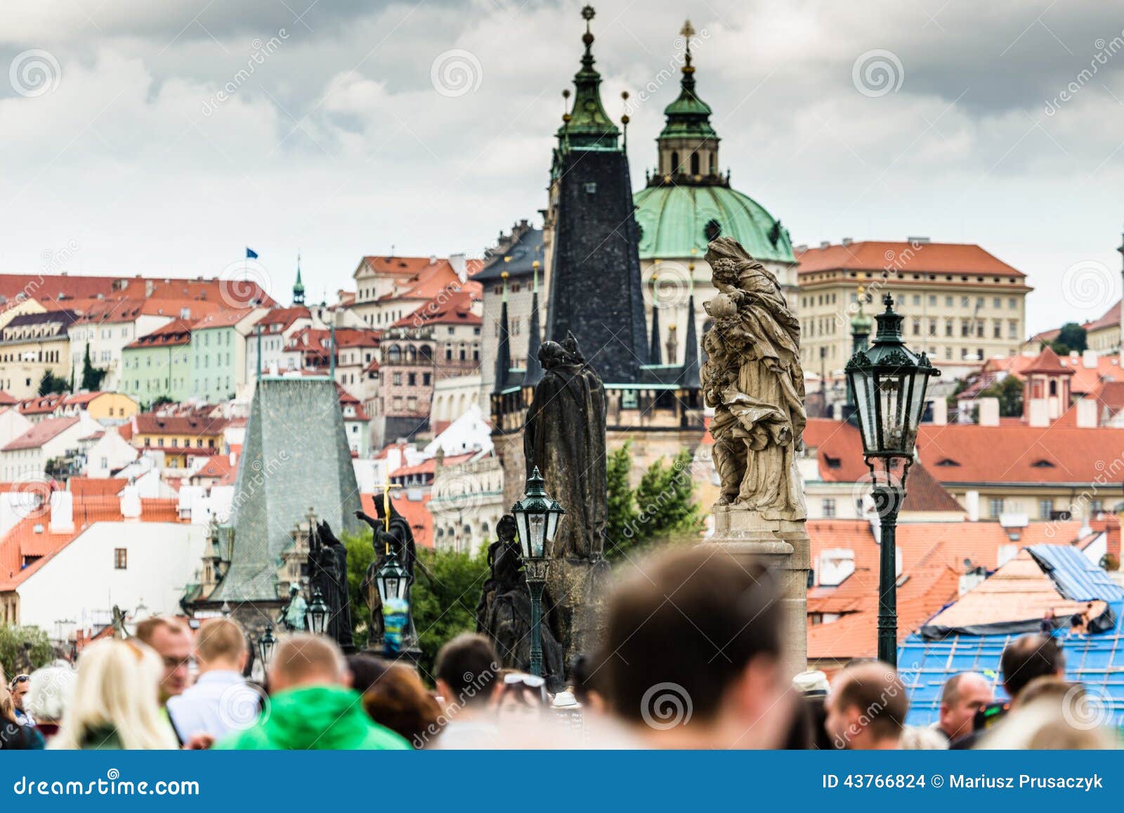 Charles Bridge en Praga imagen de archivo editorial. Imagen de europa ...